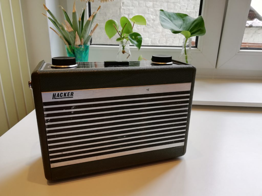 Radio des années 60 transformée en radio connectée - DIY